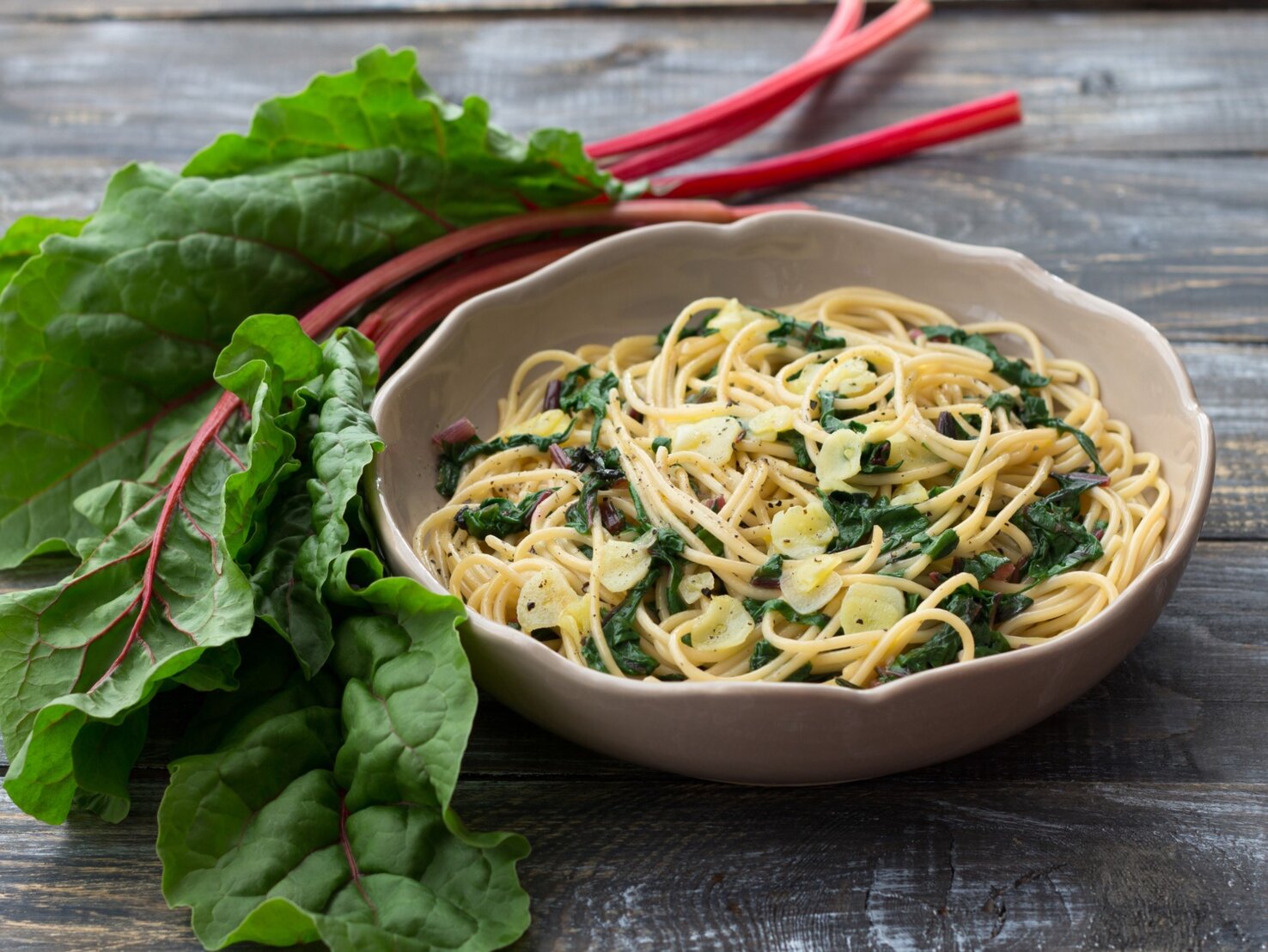 Schnelle Pasta mit Mangold in Frischkäse-Soße