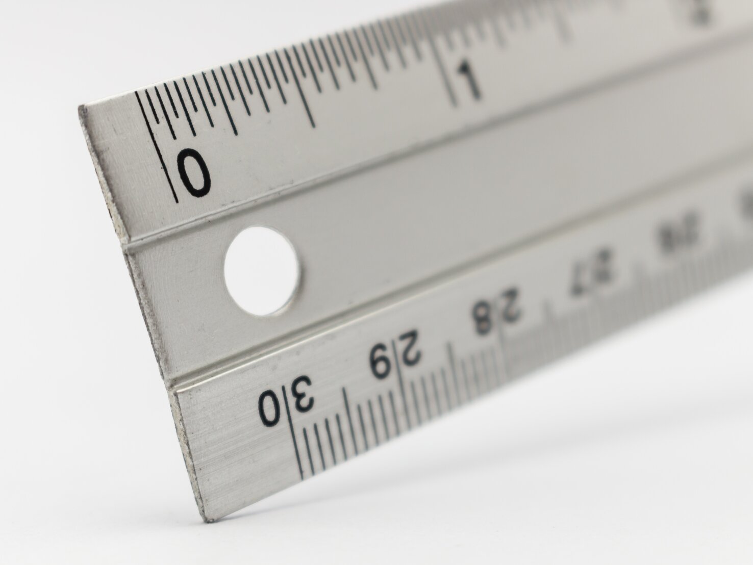 Das Loch im Lineal: Welchen Zweck und Nutzen hat es?
