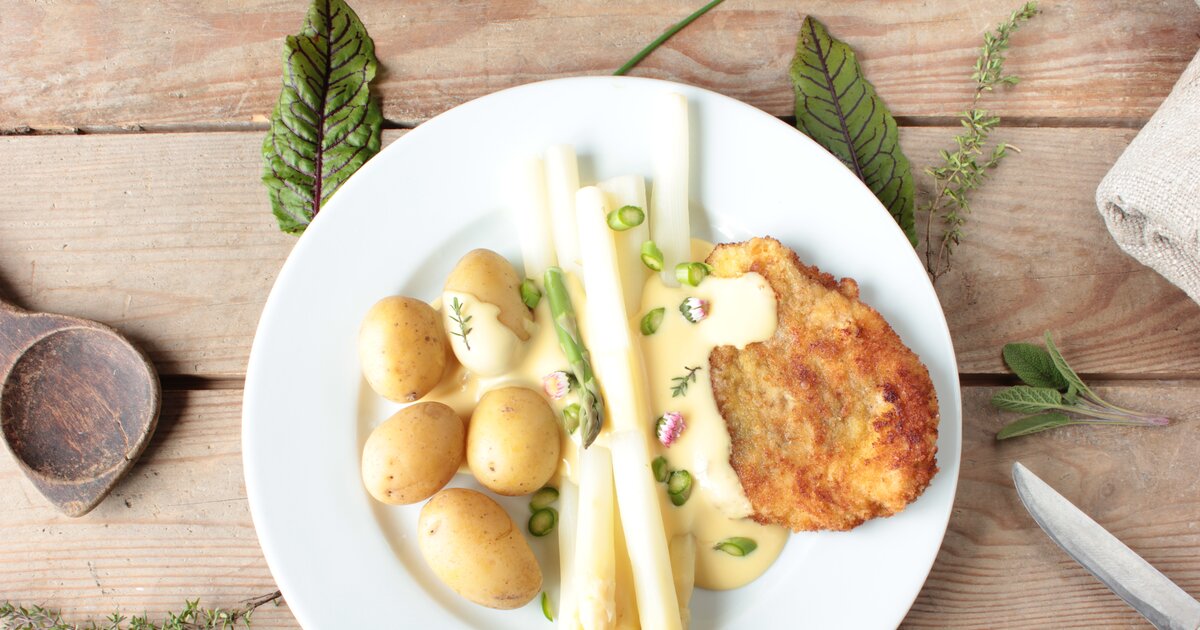 Spargel mit Schnitzel: Rezept mit frühlingshafter Cremesoße