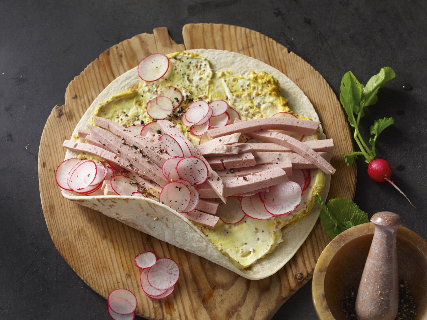 Bayern-Wraps mit Leberkäse, Senfcreme und Radieschen