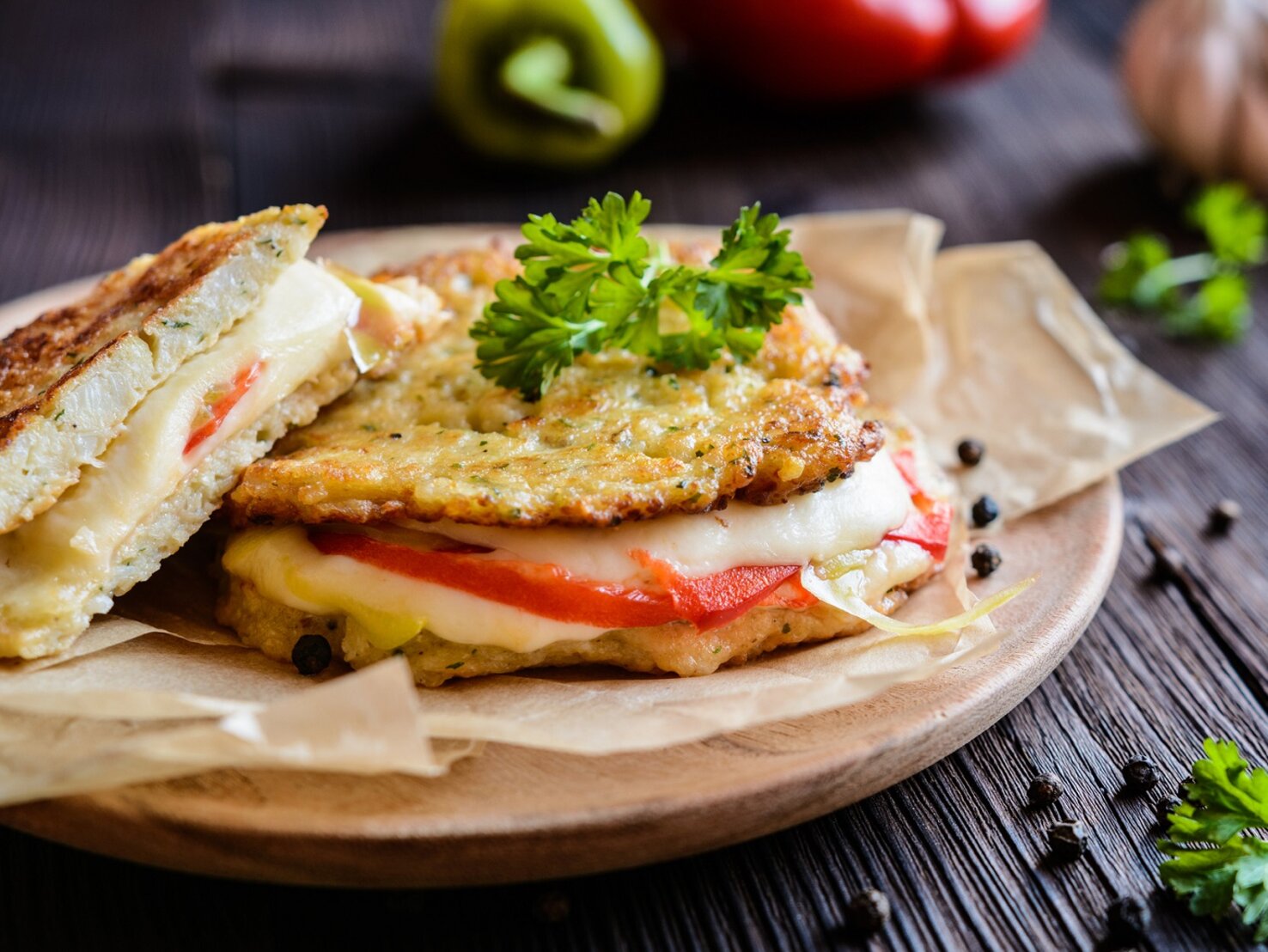 Low-Carb-Snack für zwischendurch: Panini mit Tomate, Mozzarella