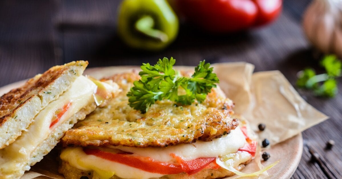 Low-Carb-Snack für zwischendurch: Panini mit Tomate, Mozzarella