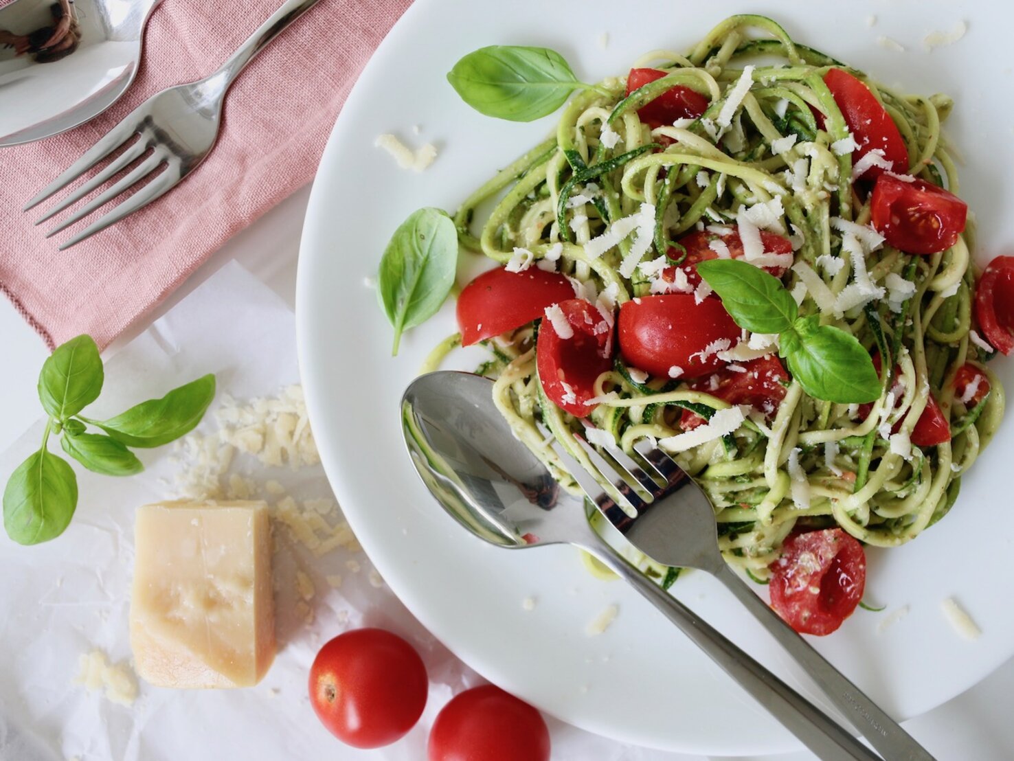 Low-Carb-Pasta: Zucchini-Spaghetti mit Pesto und Tomaten