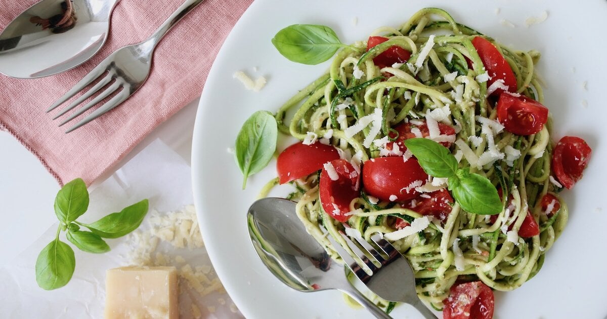 Low-Carb-Pasta: Zucchini-Spaghetti mit Pesto und Tomaten