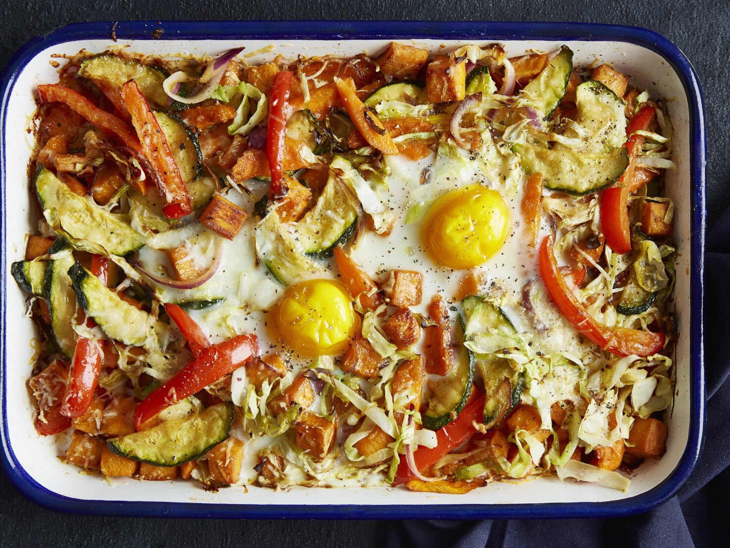 Low-Carb-Liebe aus dem Ofen – Gemüseauflauf mit Spiegelei