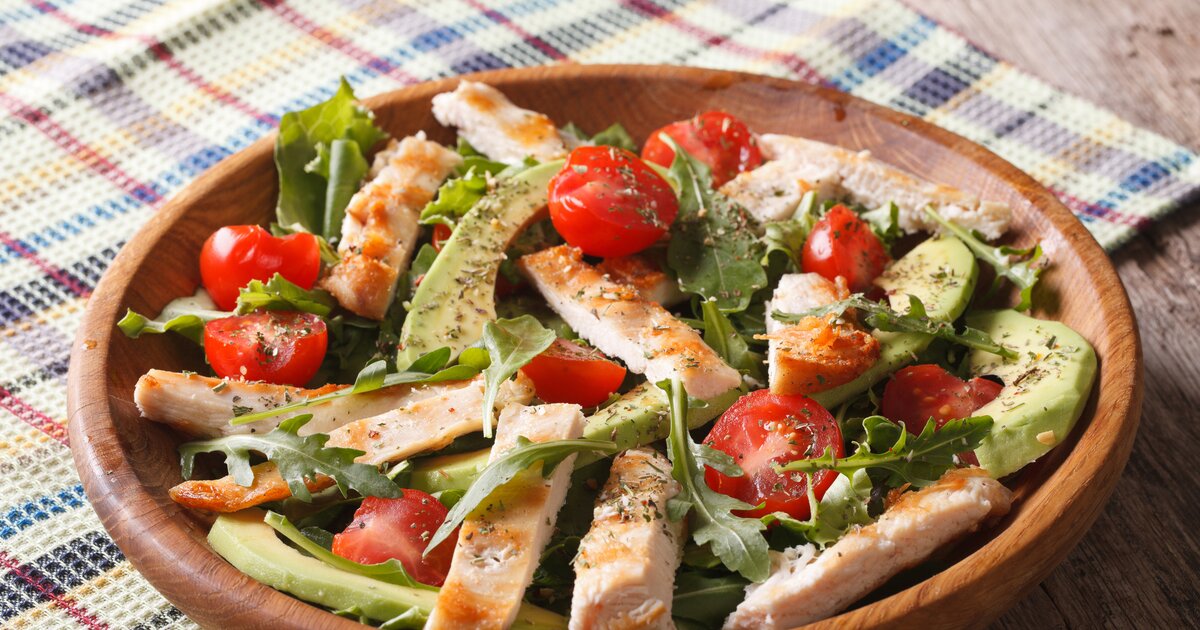 Avocado-Hähnchen-Salat: Low-Carb-Rezept für den Sommer