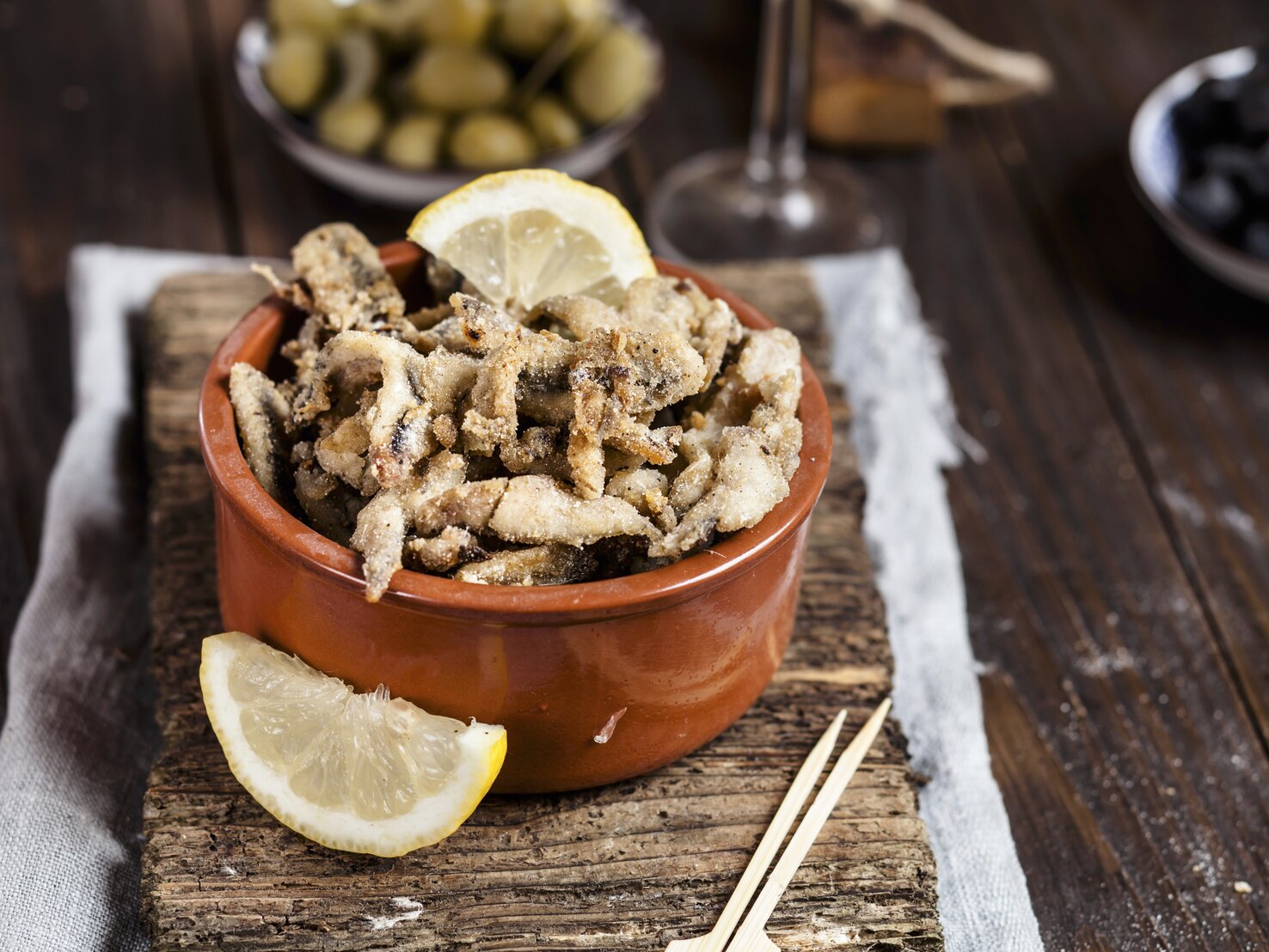 Tapas: Boquerones fritos – fritierte Anchovis mit Zitrone