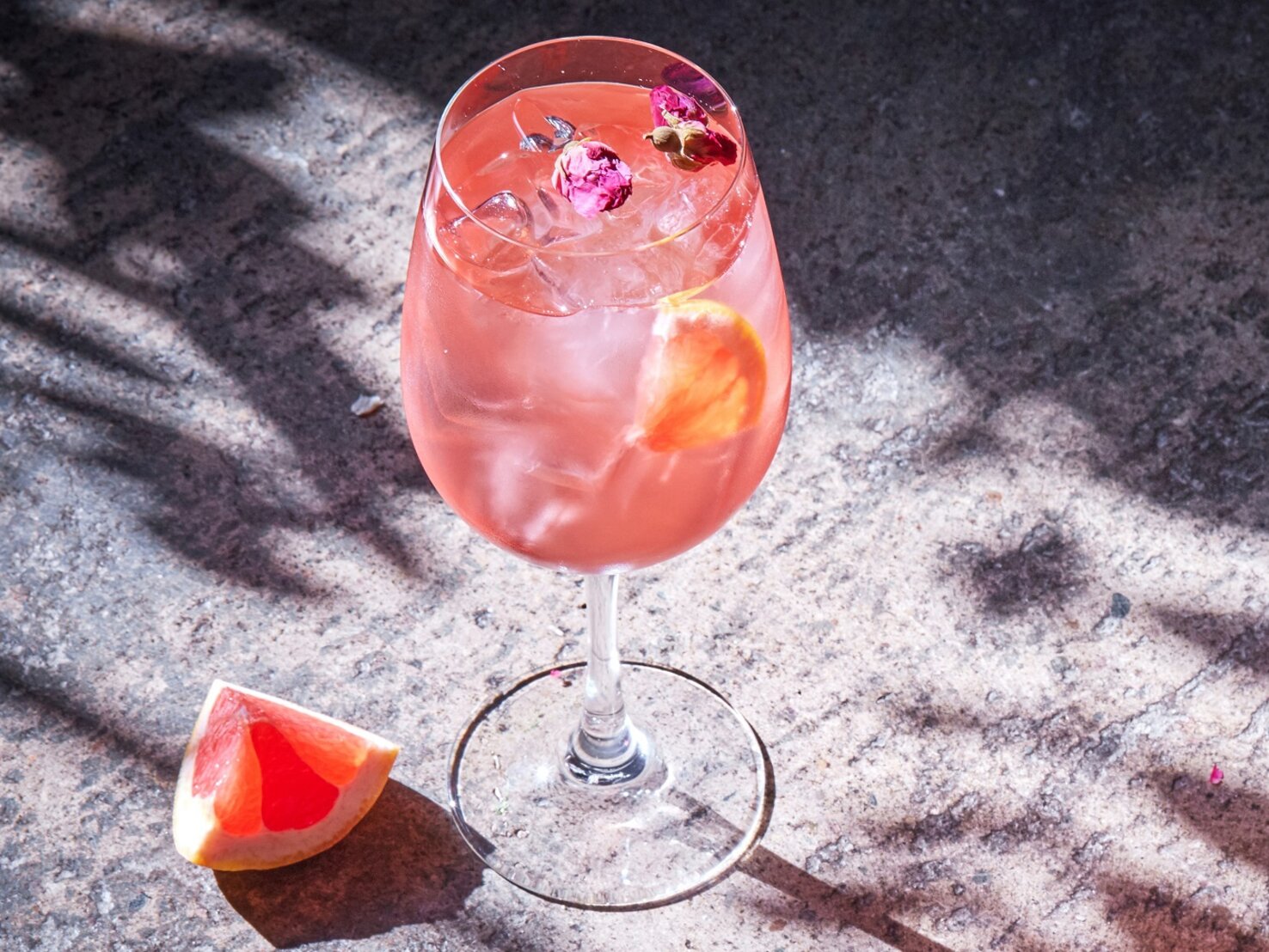 Pink Spritz mit Bitter Lemon: So mixt du den Sommer-Cocktail