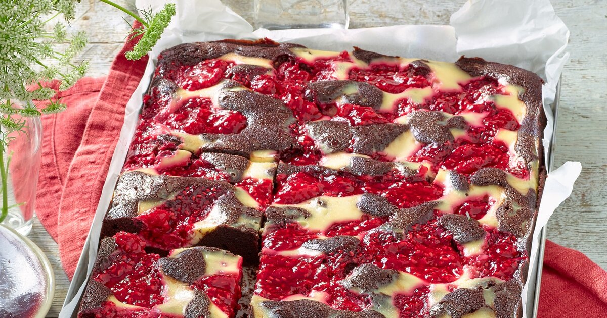 Black and White Brownies mit Himbeerkompott