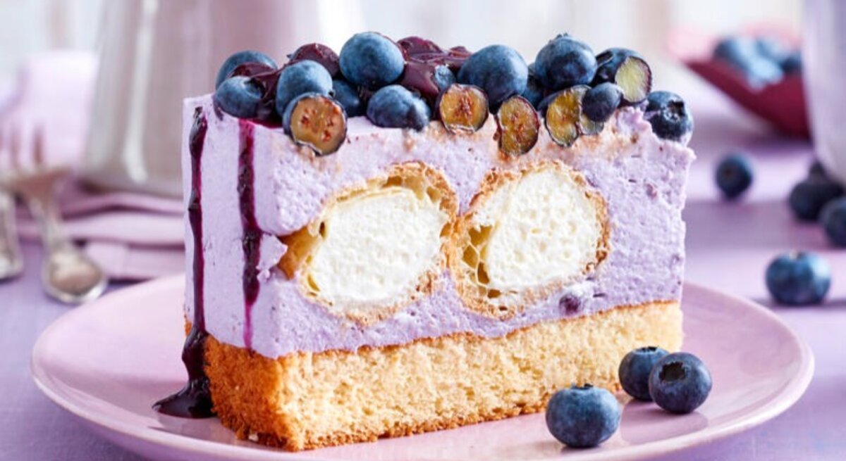 Käsesahnetorte mit Windbeuteln und Heidelbeeren