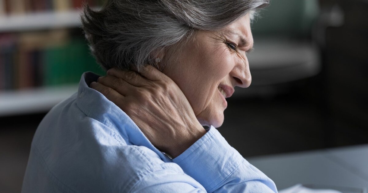 Einseitige Halsschmerzen: Diese 5 Krankheiten könnten der Grund sein