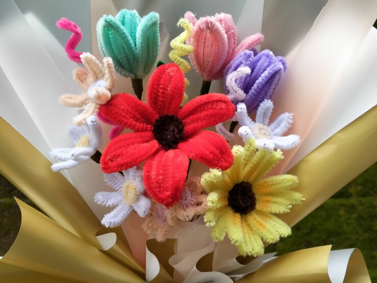 Blumen aus Pfeifenreinigern: DIY-Geschenk für Geburtstage