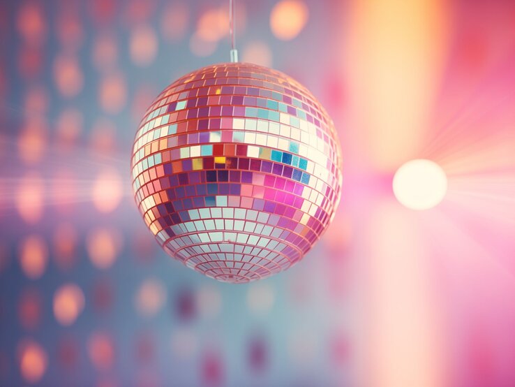 Motzt jede Party auf: Wie du eine Discokugel selbst bastelst