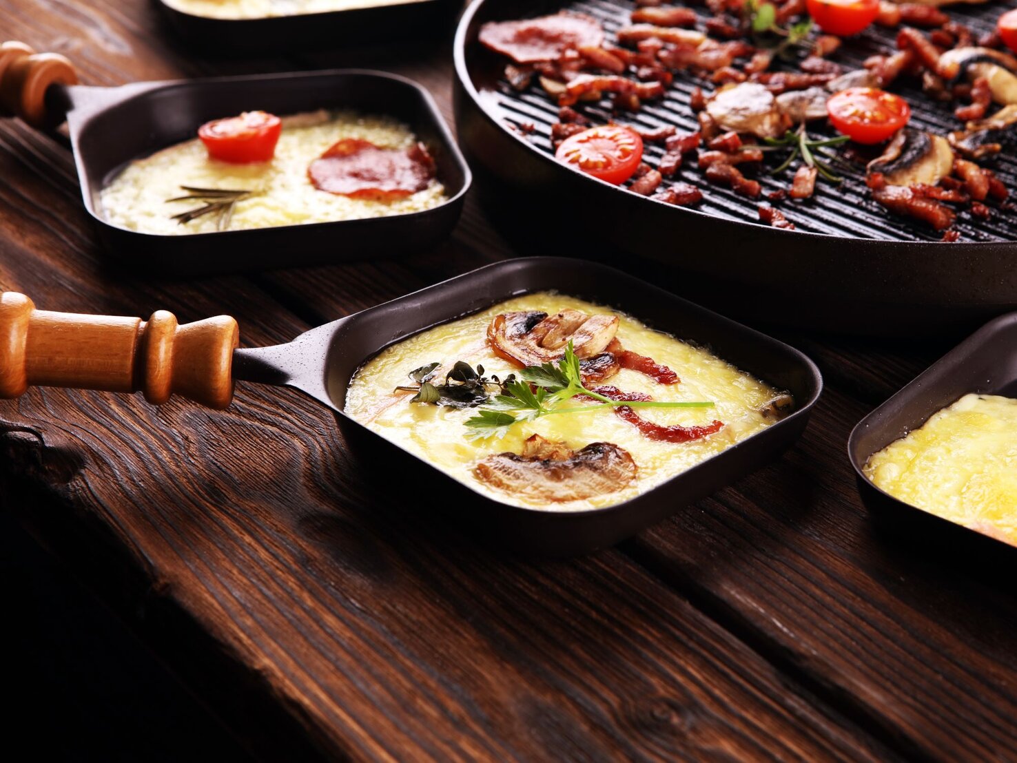 Raclette-Zutaten: Dieses DIY-Raclette-Bord sorgt an Silvester für Platz