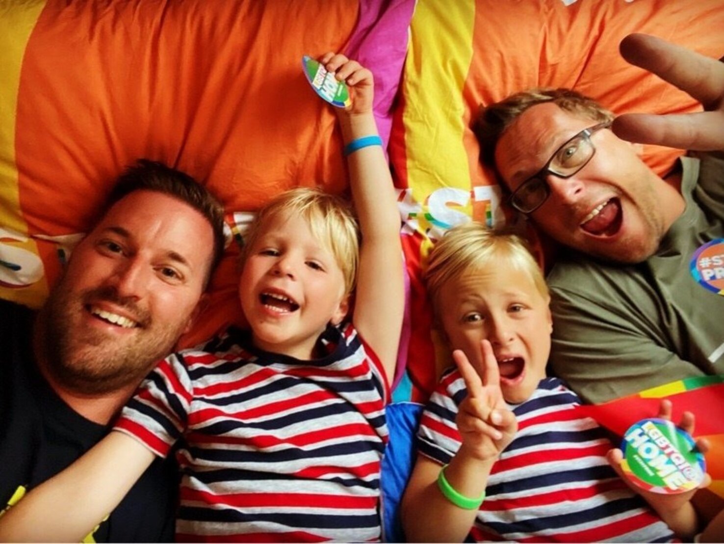 Diese Regenbogenfamilie besteht aus Papa, Papi & 2 Kindern